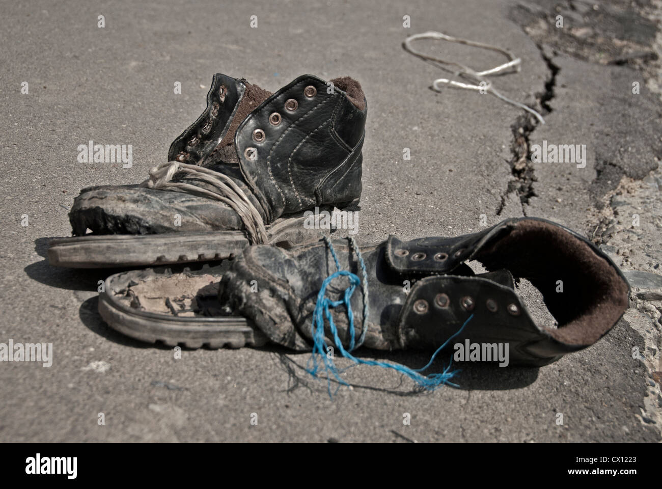 Getragenes schuhkonzept -Fotos und -Bildmaterial in hoher Auflösung – Alamy