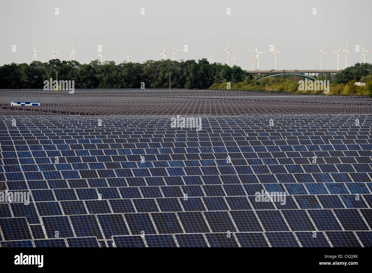 Deutschland Solar PV Feld und Wind Farm nahe Solar Valley bei ...