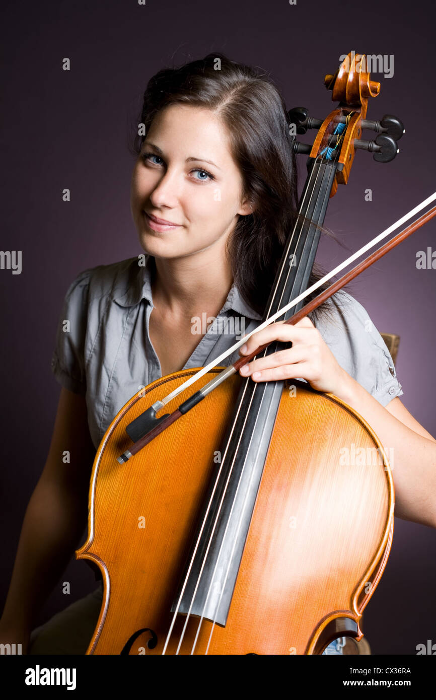 Porträt einer Frau wunderschöne junge klassische Musikerin mit ihrem ...