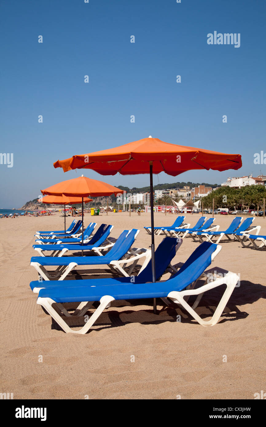 Sonnenschirm und Liegebetten am Strand, Calella De La Costa, Costa del ...