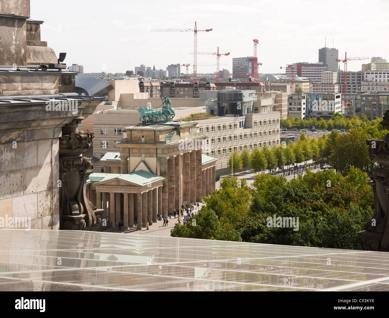 Brandenburger Tor und Reichstag Stockfotos und -bilder Kaufen - Alamy