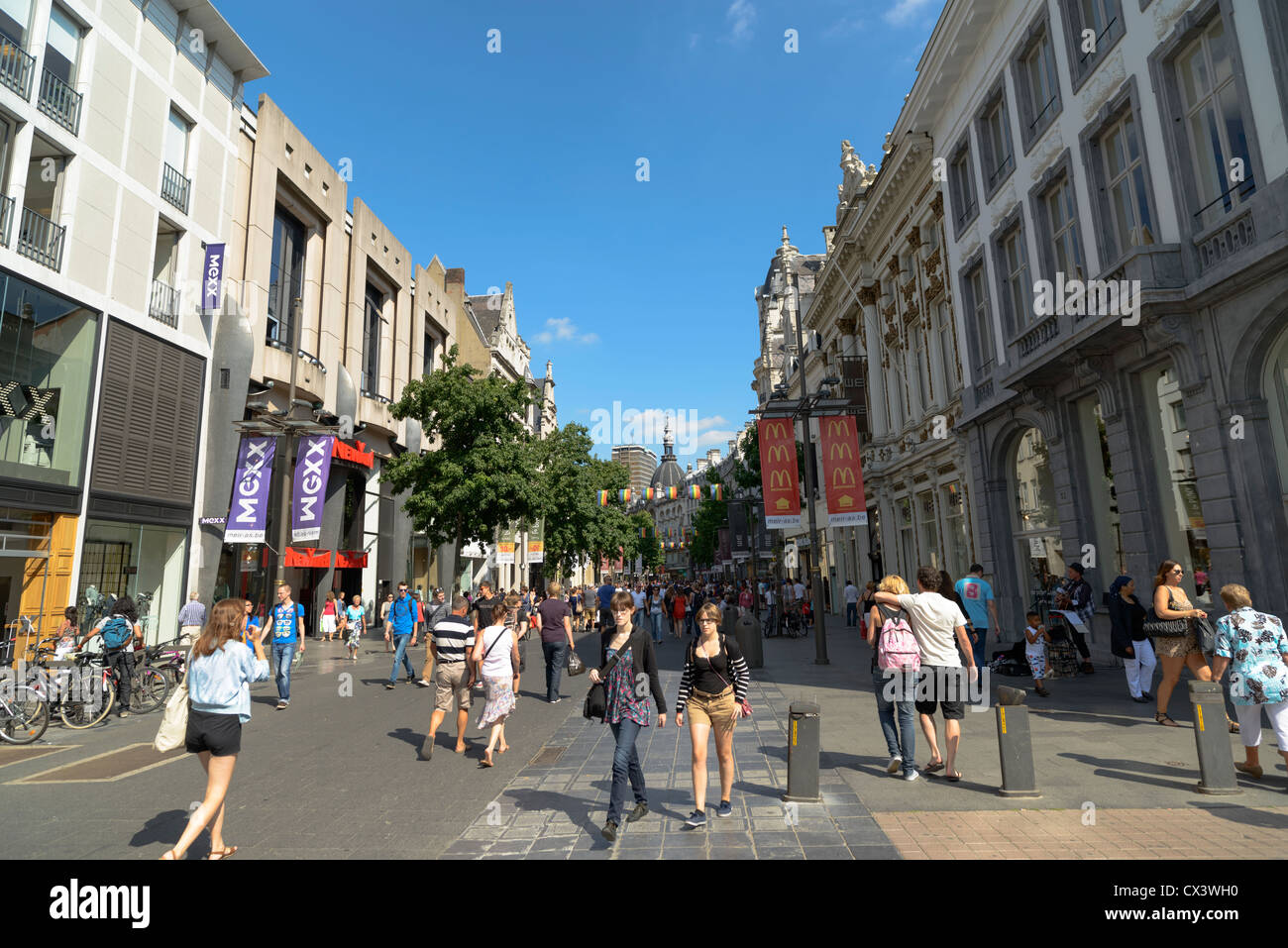 Antwerp belgium meir shopping street -Fotos und -Bildmaterial in hoher ...