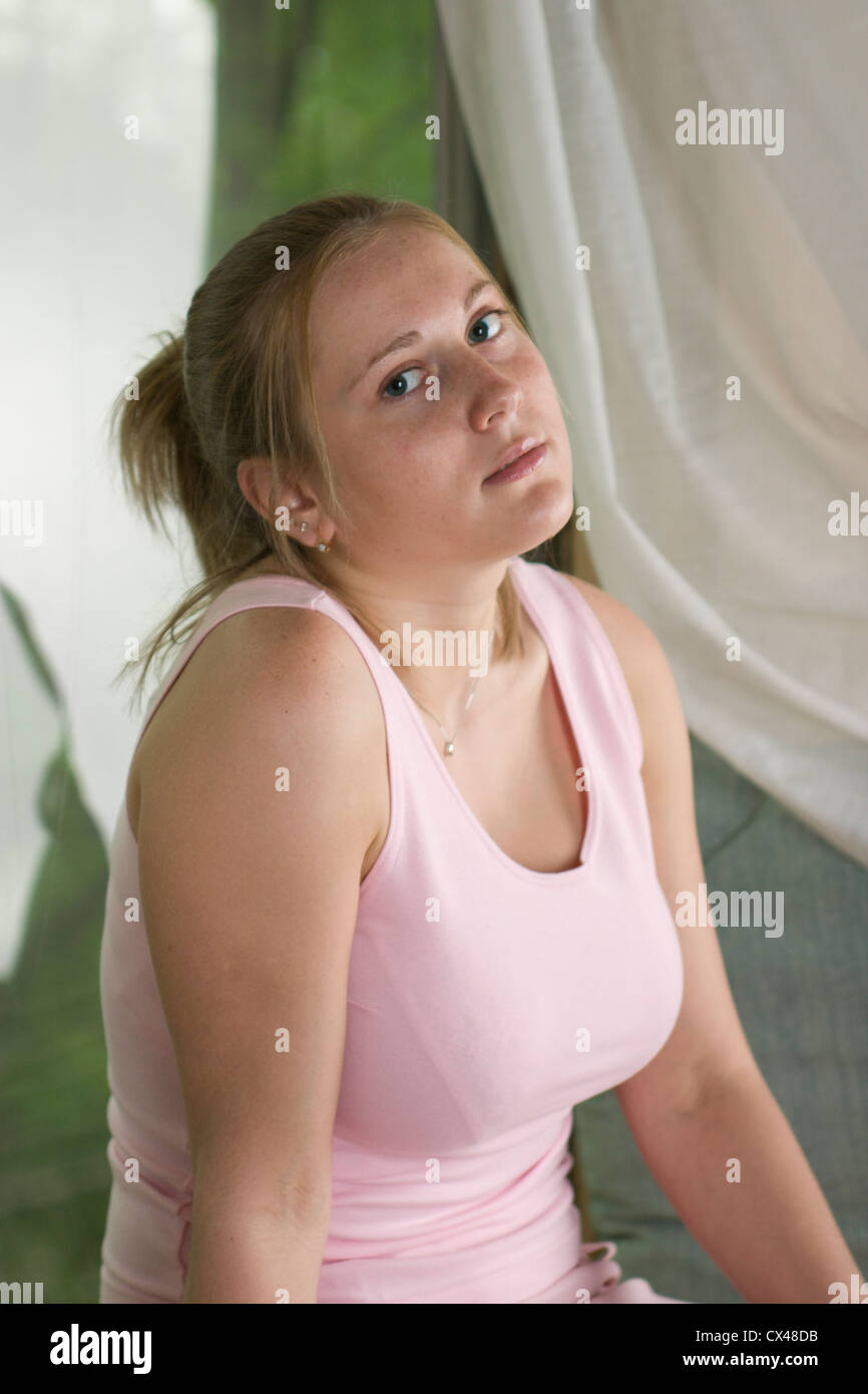 Hübsche junge Frau in Kamera Stockfotografie - Alamy