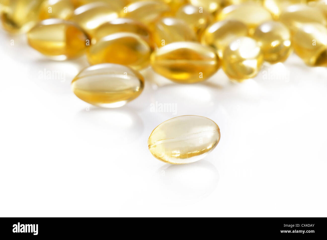 Kabeljau Leber Fisch Öl Kapsel auf weißem Hintergrund Stockfotografie ...