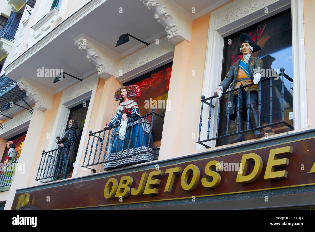 Bunte Figuren von bemerkenswerten Grande King auf dem Balkon des Cafés ...