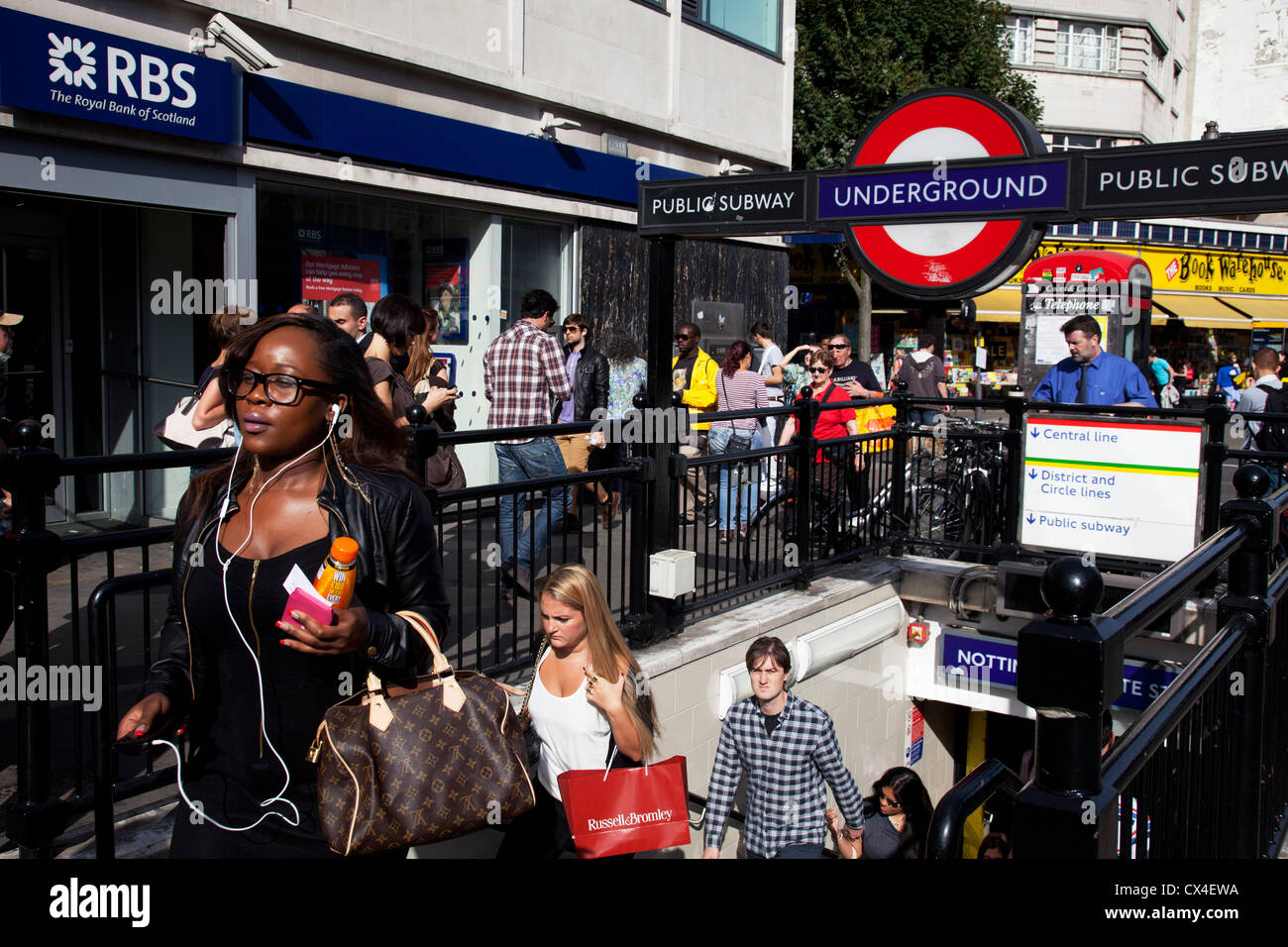 U bahnstation ausgang -Fotos und -Bildmaterial in hoher Auflösung – Alamy