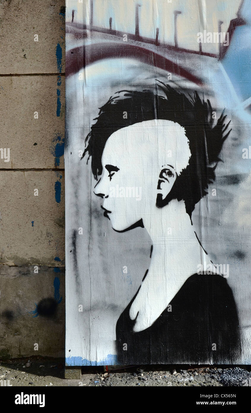 Schablone Graffiti mit einem weiblichen Punk im Profil auf Boards in ...