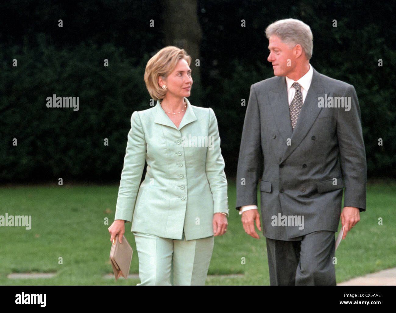 US-Präsident Bill Clinton mit First Lady Hillary Clinton Fuß auf dem ...