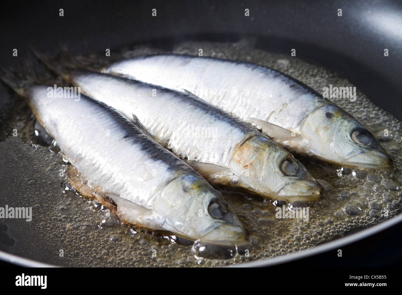 Fisch in einer pfanne -Fotos und -Bildmaterial in hoher Auflösung – Alamy