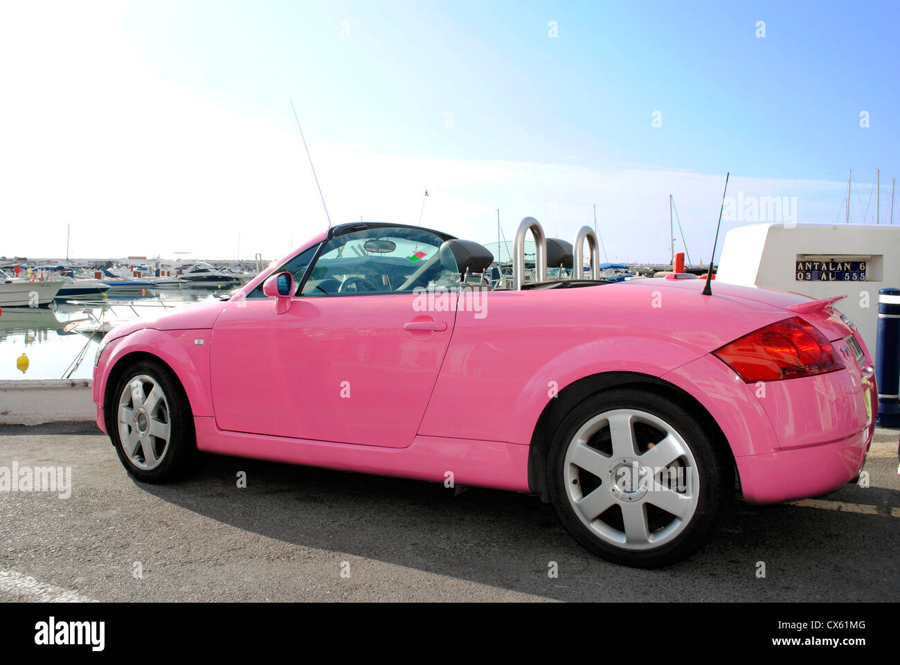 Pink audi tt roadster -Fotos und -Bildmaterial in hoher Auflösung – Alamy
