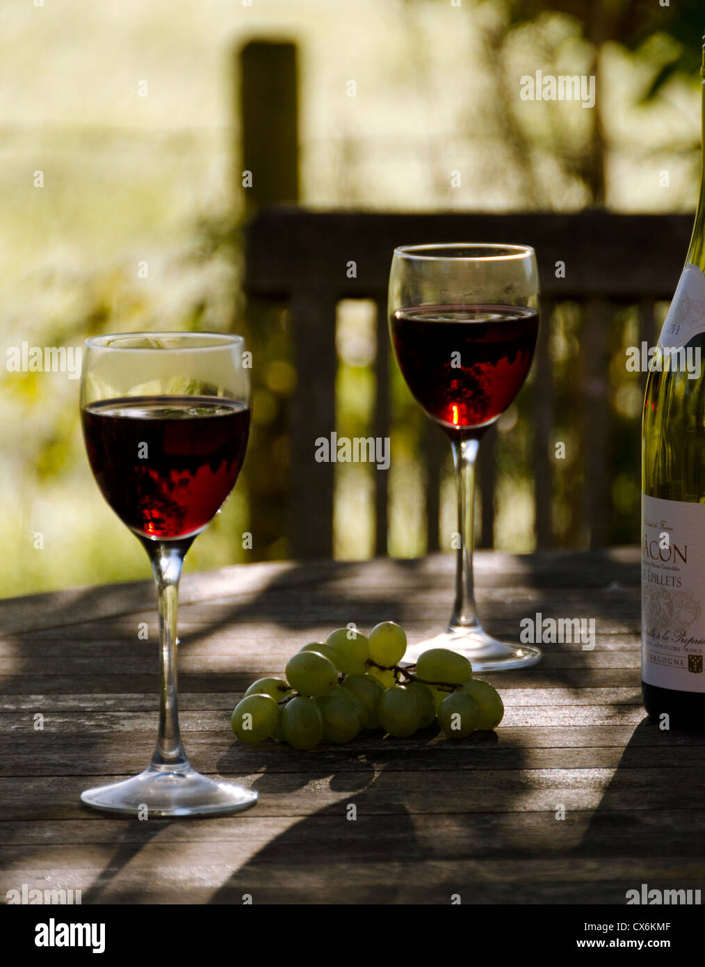 Sommerliche abendterrasse -Fotos und -Bildmaterial in hoher Auflösung ...