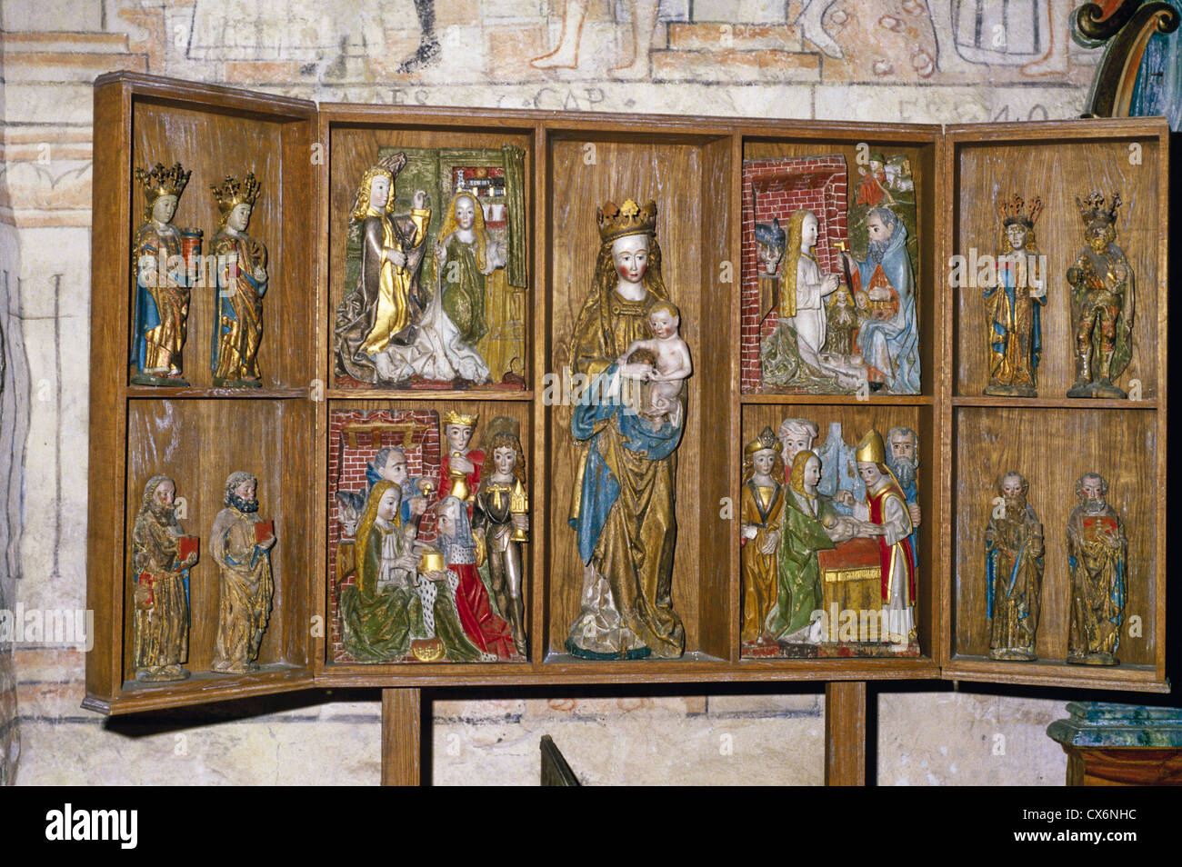 Ein Triptychon von Altar Statuen in der mittelalterlichen St. Lawrence Kirche von Isokyro ...