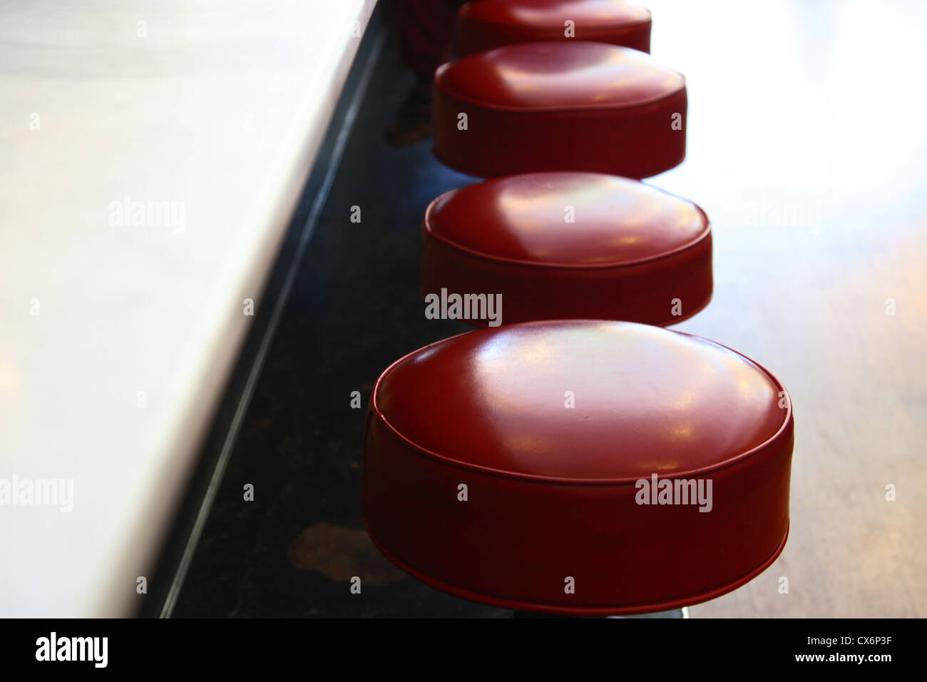 Red bar stools -Fotos und -Bildmaterial in hoher Auflösung – Alamy
