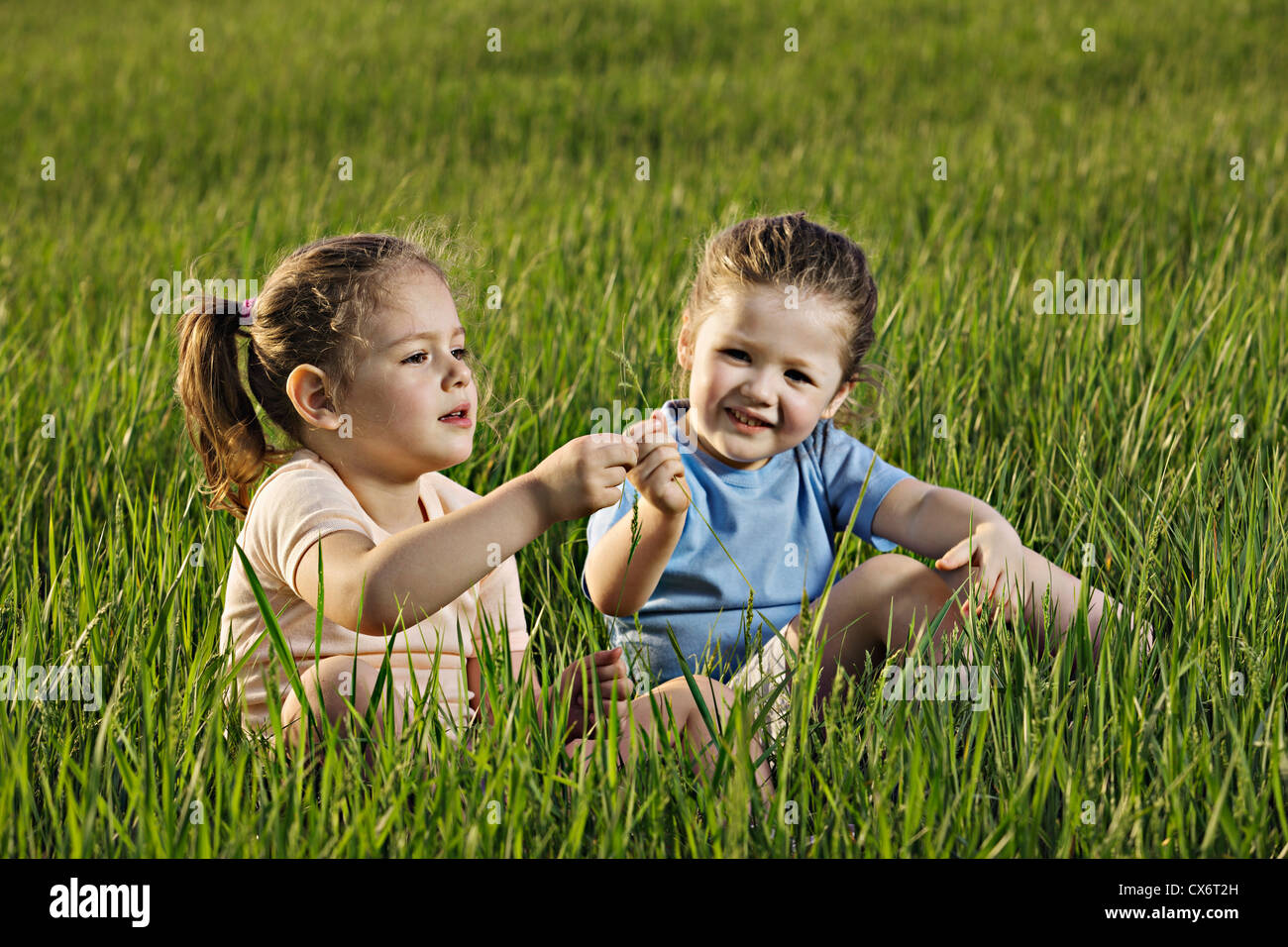 Mädchen in shorts -Fotos und -Bildmaterial in hoher Auflösung – Alamy