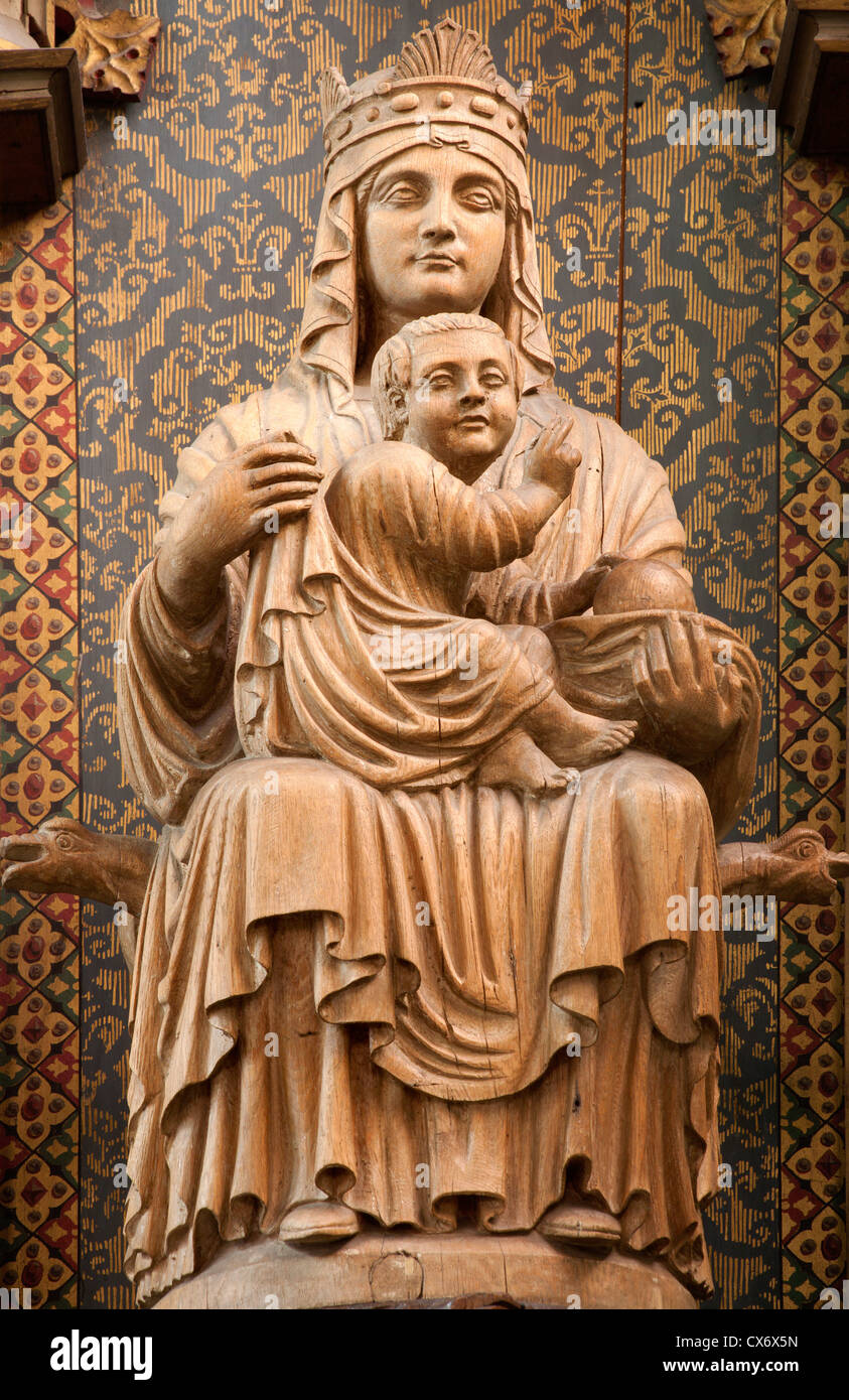 Jungfrau maria mit kind statue -Fotos und -Bildmaterial in hoher Auflösung – Alamy