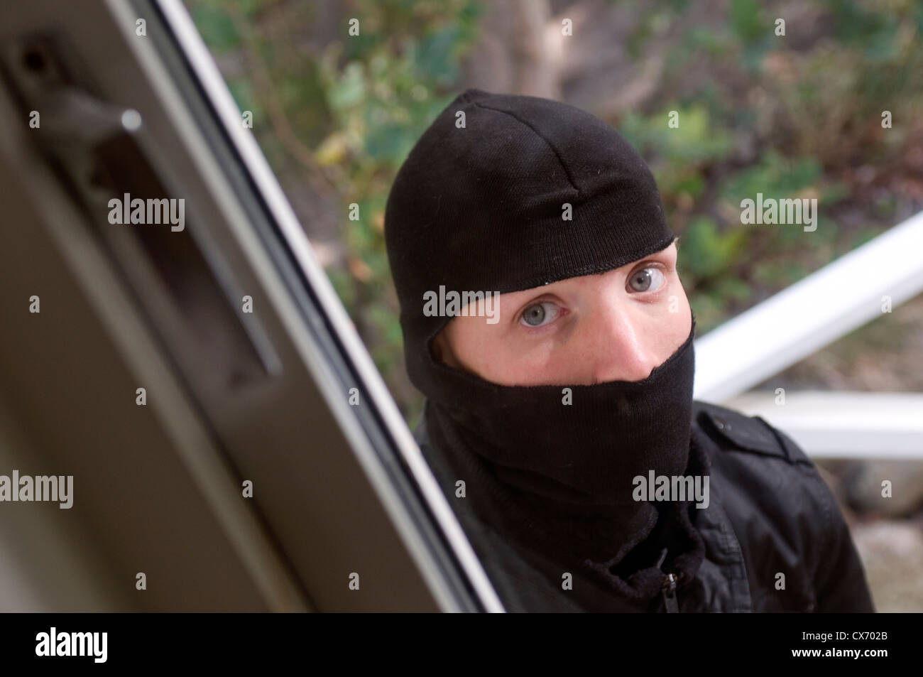 Krimineller, der im hausfenster schaut -Fotos und -Bildmaterial in ...