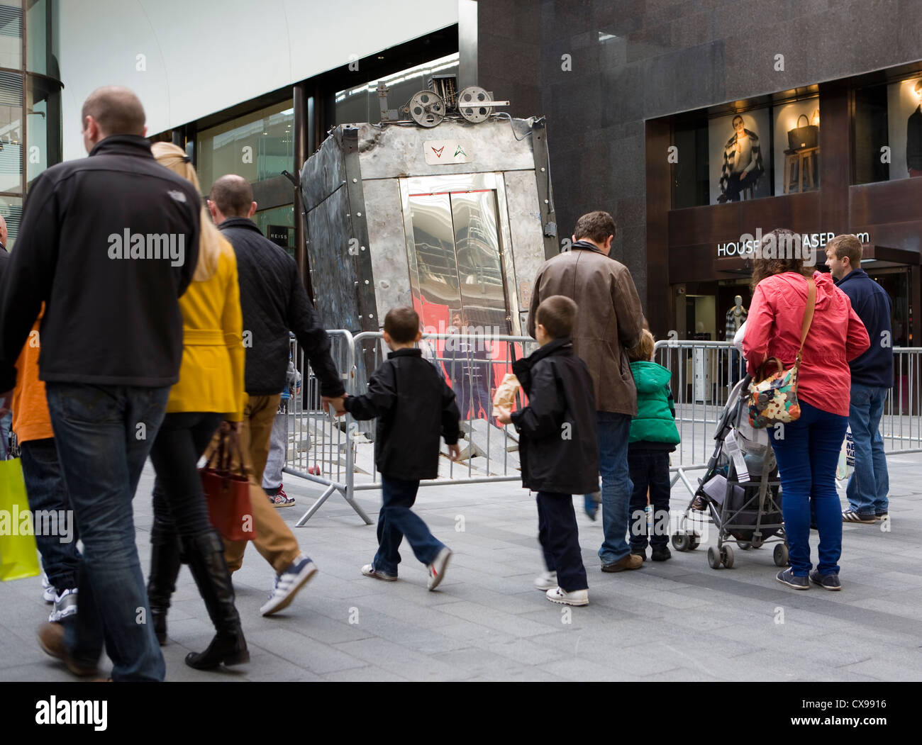 Liverpool Biennale 2012. Oded Hirsch-Künstler "The Lift" durch Pflaster ...