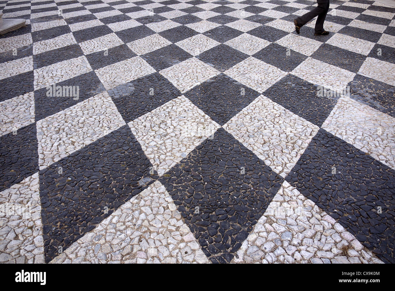 Schwarz / weiß kariert Pflasterung in Tomar, Portugal Stockfotografie ...