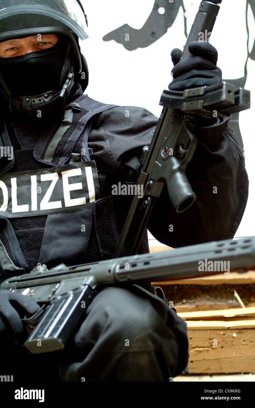 Automatisches waffenteam -Fotos und -Bildmaterial in hoher Auflösung ...