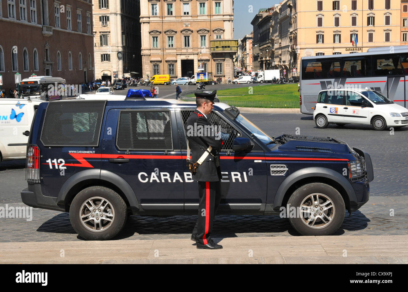 Carabinieri mit dem auto, das rom italien patrouilliert -Fotos und ...