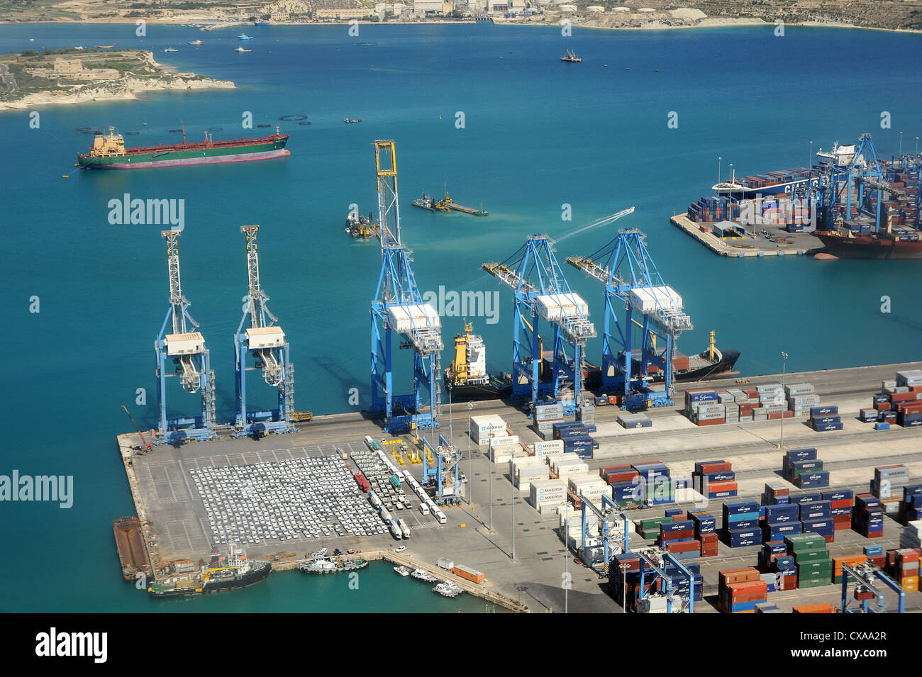 Luftaufnahme von Kränen und Import export Box Container Freeport, Malta ...