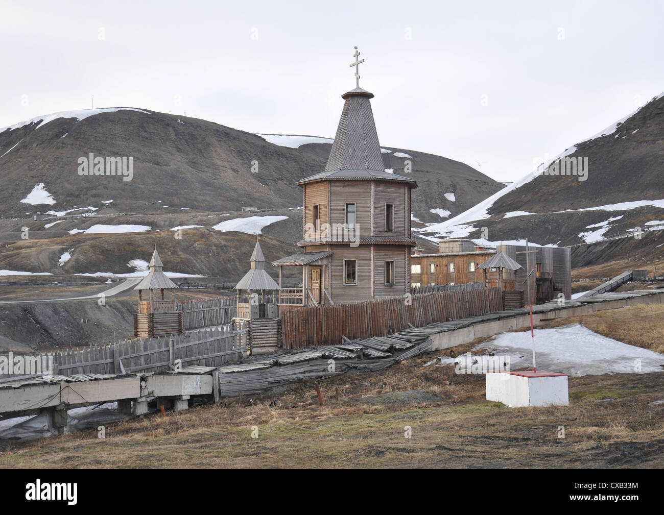 Die Kirche in der russischen Kohle Bergbausiedlung Barentsburg ...