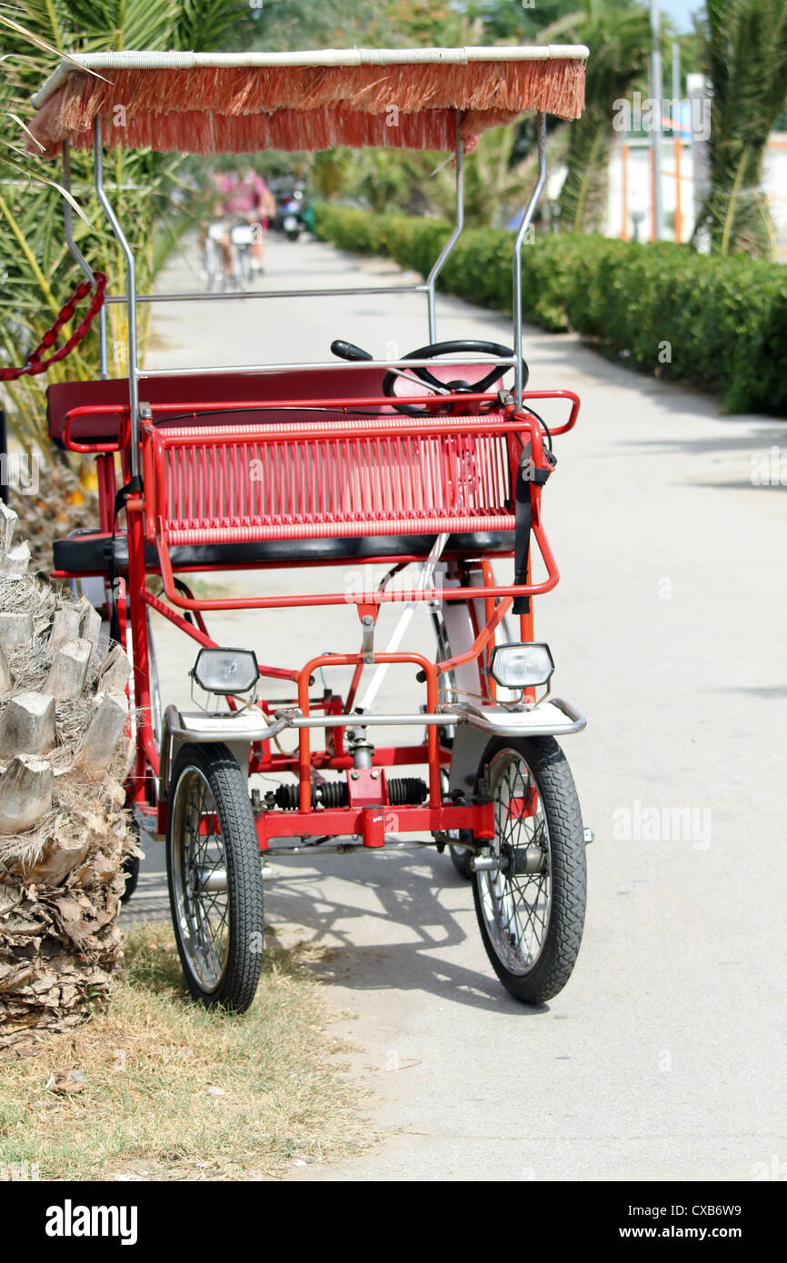 Tandem bicycle isolated -Fotos und -Bildmaterial in hoher Auflösung – Alamy