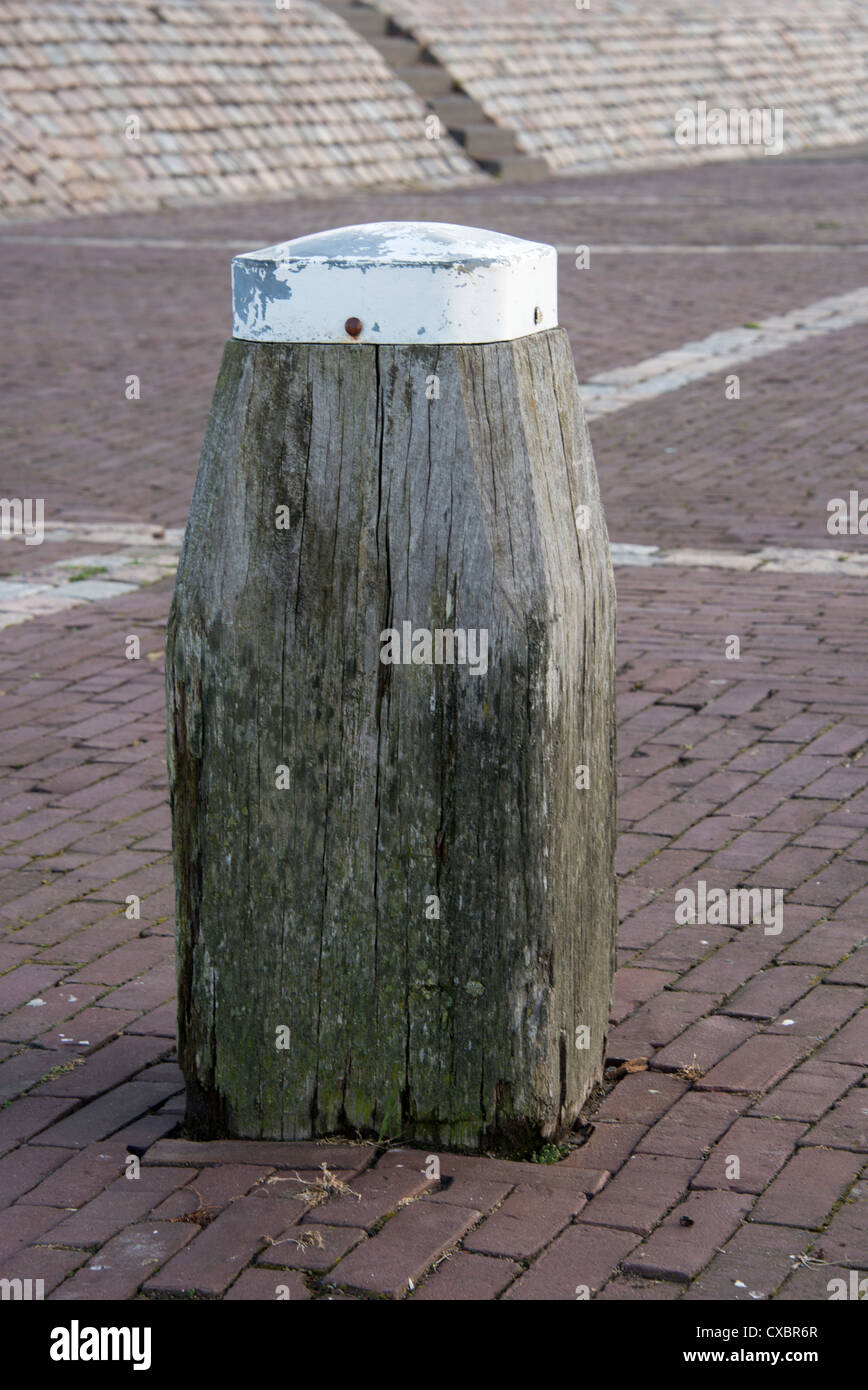 hölzerne Poller im Hafen ins Boot mit Seilen Stockfotografie - Alamy