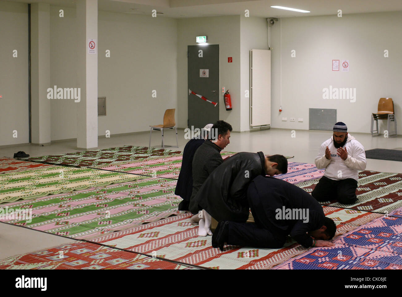 Muslime beten -Fotos und -Bildmaterial in hoher Auflösung – Alamy