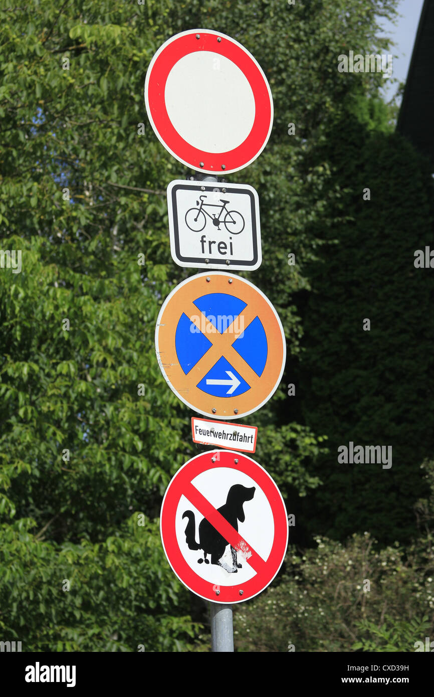 Schild wald -Fotos und -Bildmaterial in hoher Auflösung – Alamy
