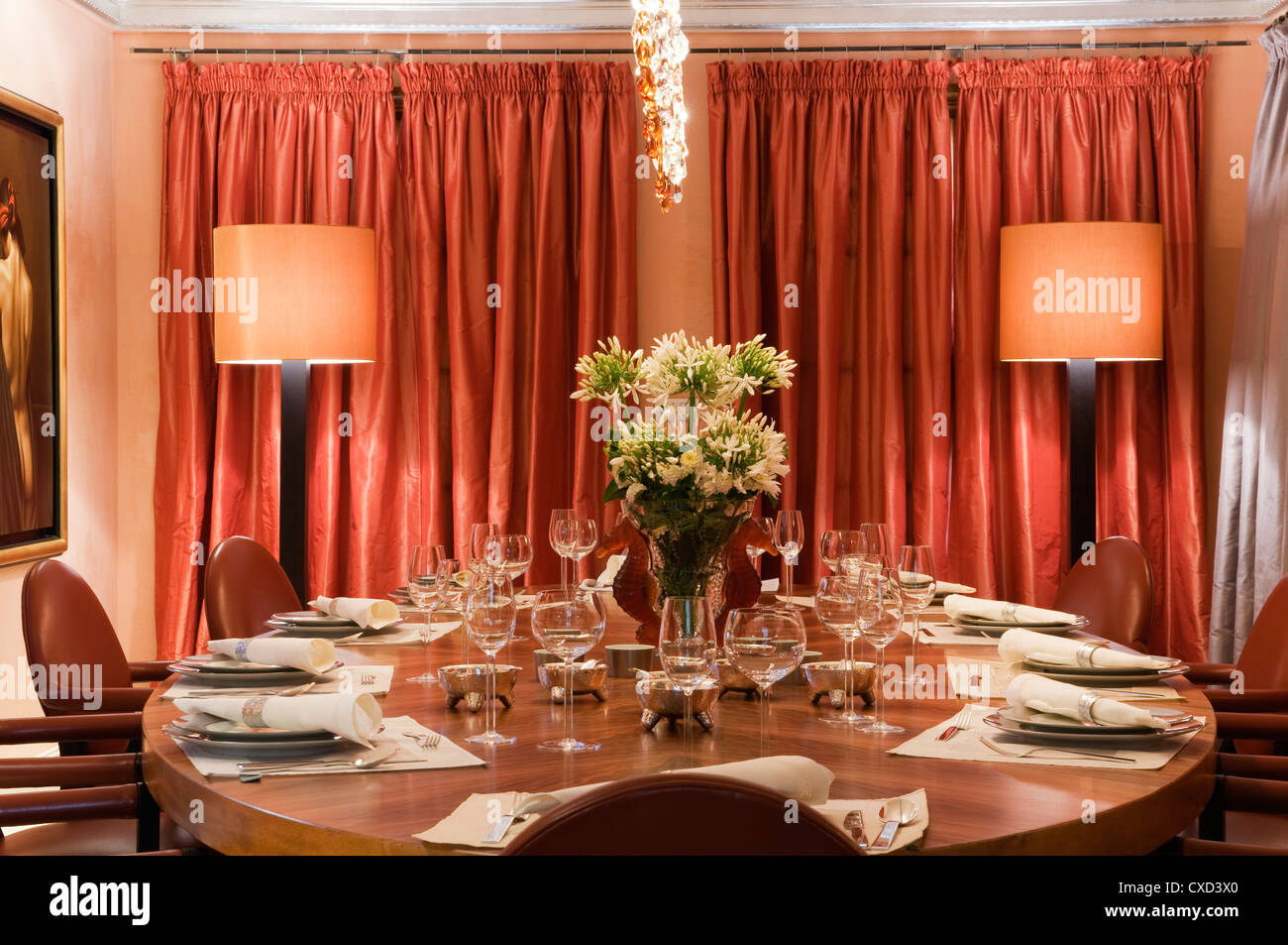 Spanische Villa mit Architektur von Charlie Esquivias und Interior ...