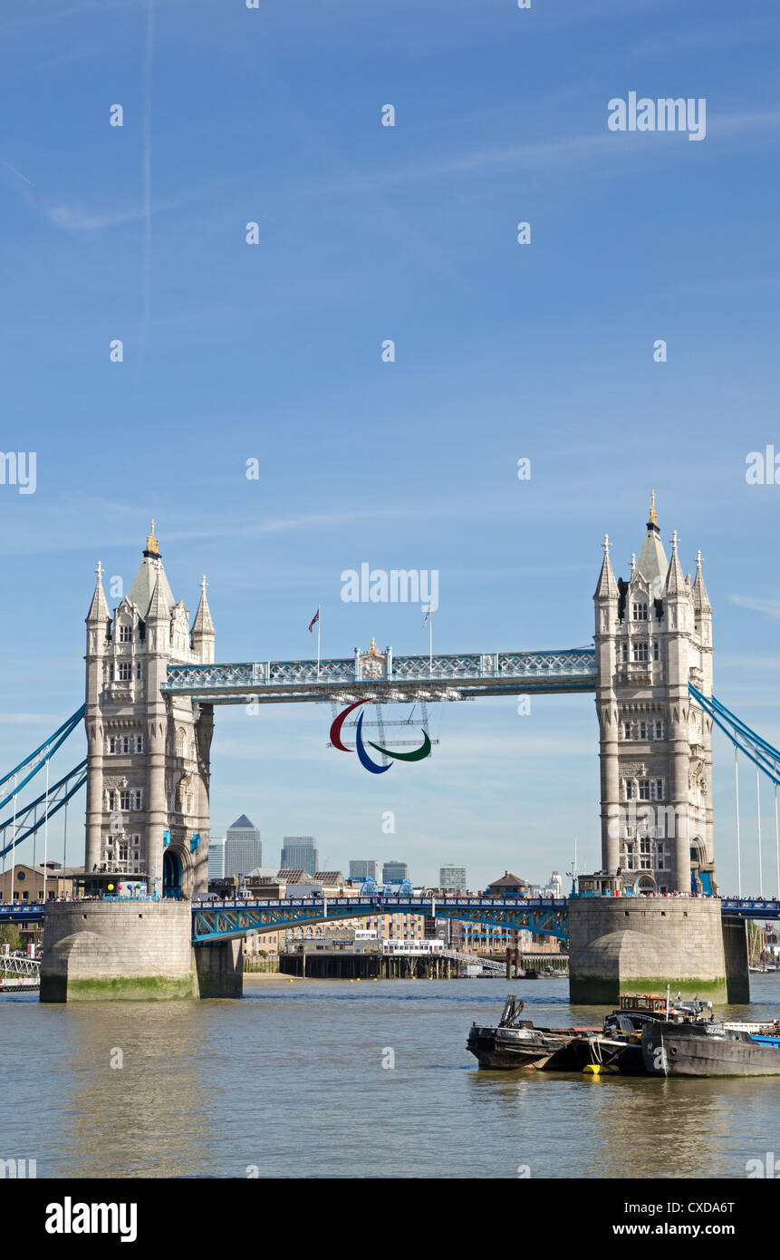 Tower Bridge mit Paralympics-logo Stockfotografie - Alamy