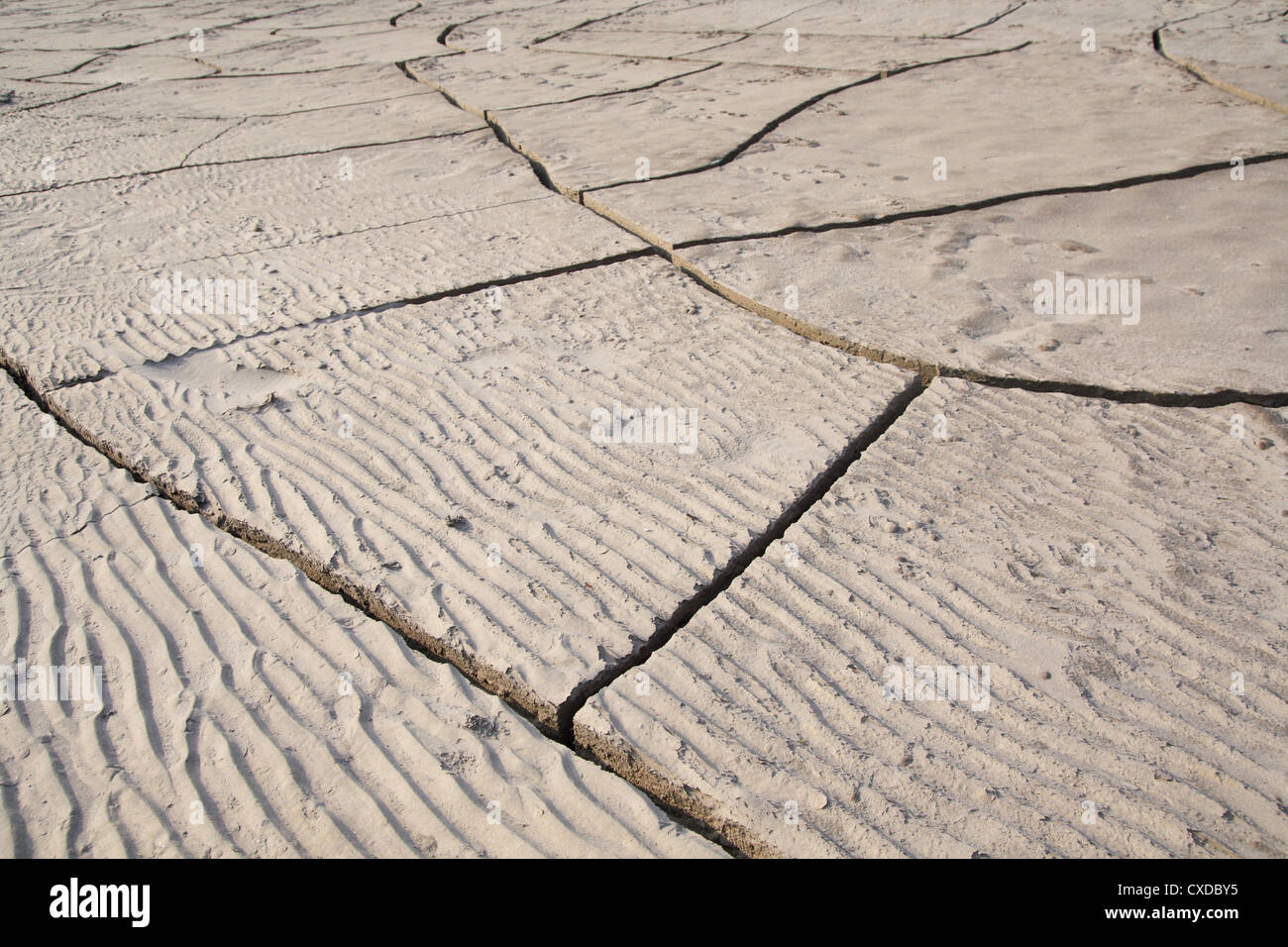 Trockener boden mit rissen -Fotos und -Bildmaterial in hoher Auflösung ...