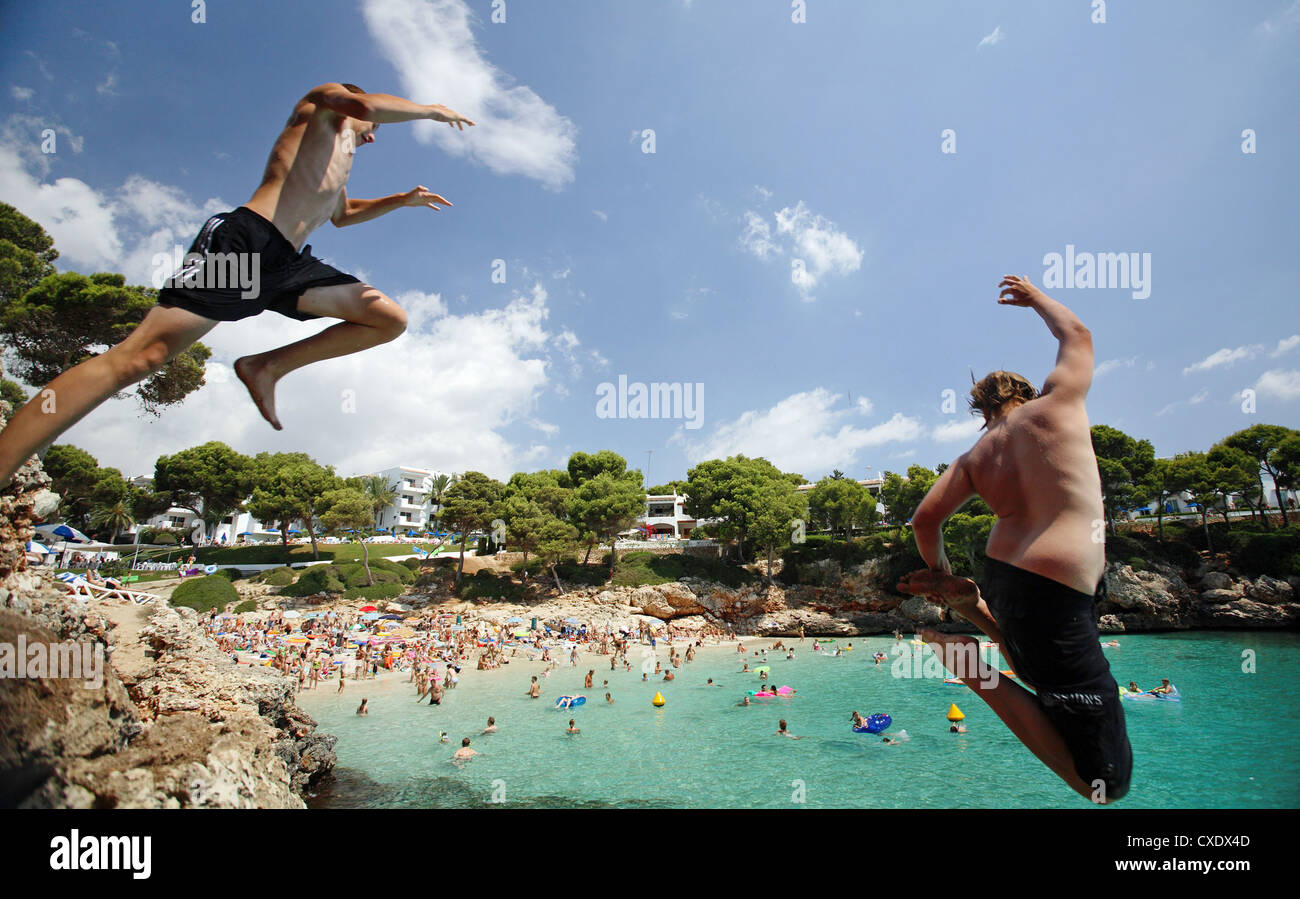 Ins wasser springen -Fotos und -Bildmaterial in hoher Auflösung – Alamy