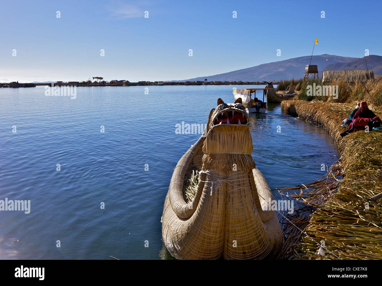 Schwimmende Inseln der Uros Menschen, traditionelle Reed Boote und Reed Häuser, Titicacasee ...