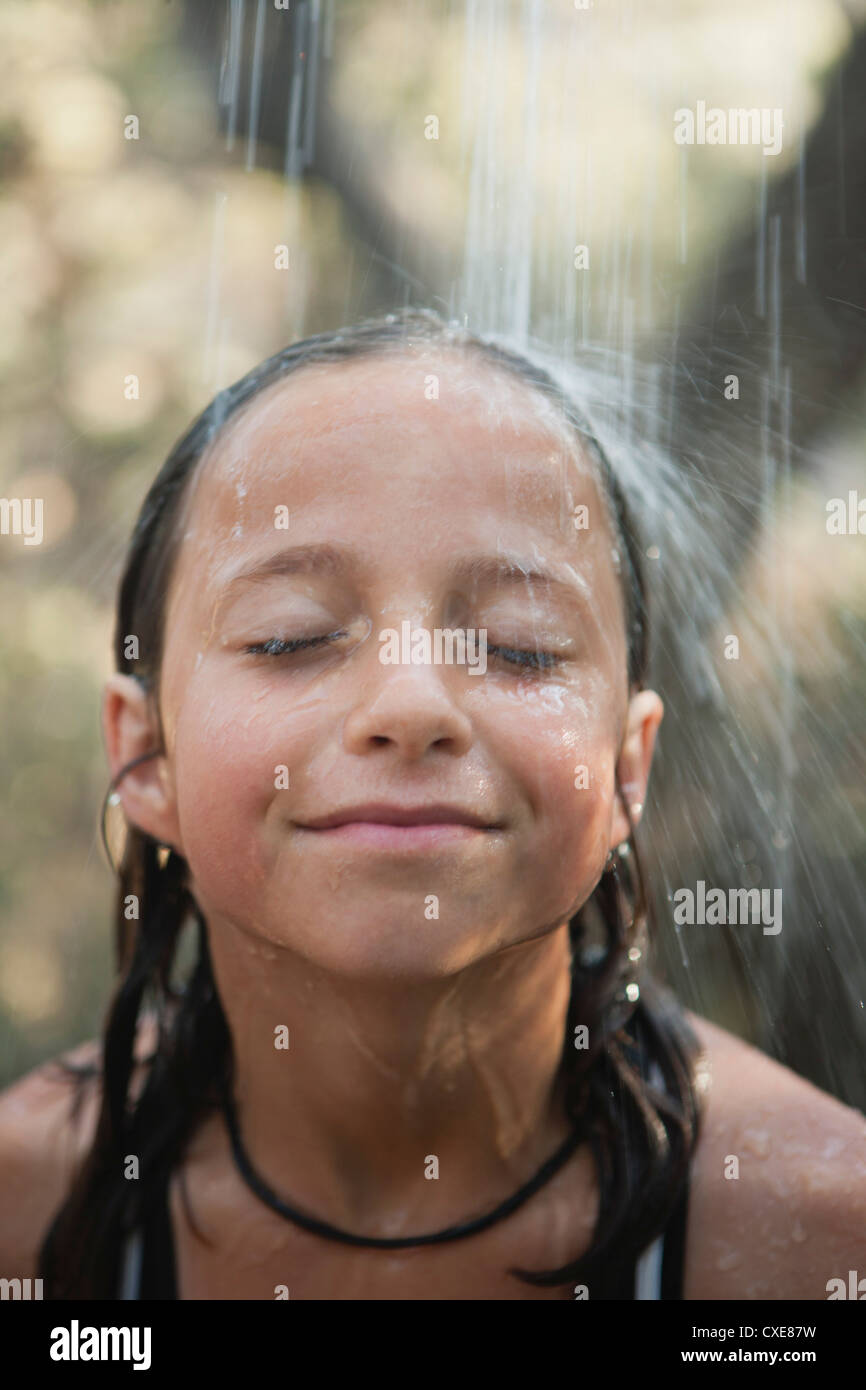 Teen showering outdoors -Fotos und -Bildmaterial in hoher Auflösung – Alamy