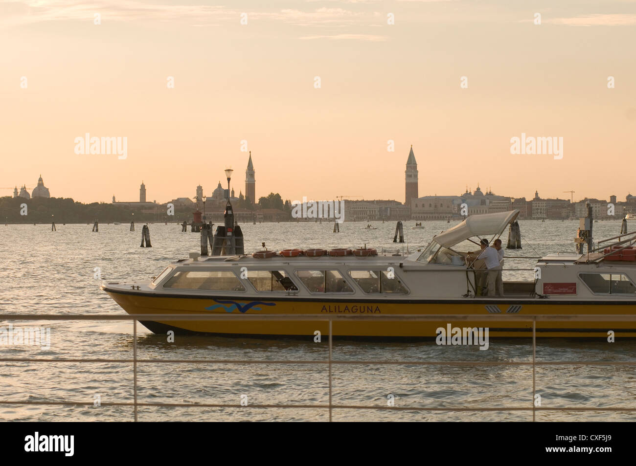 Italienisches boot -Fotos und -Bildmaterial in hoher Auflösung – Alamy