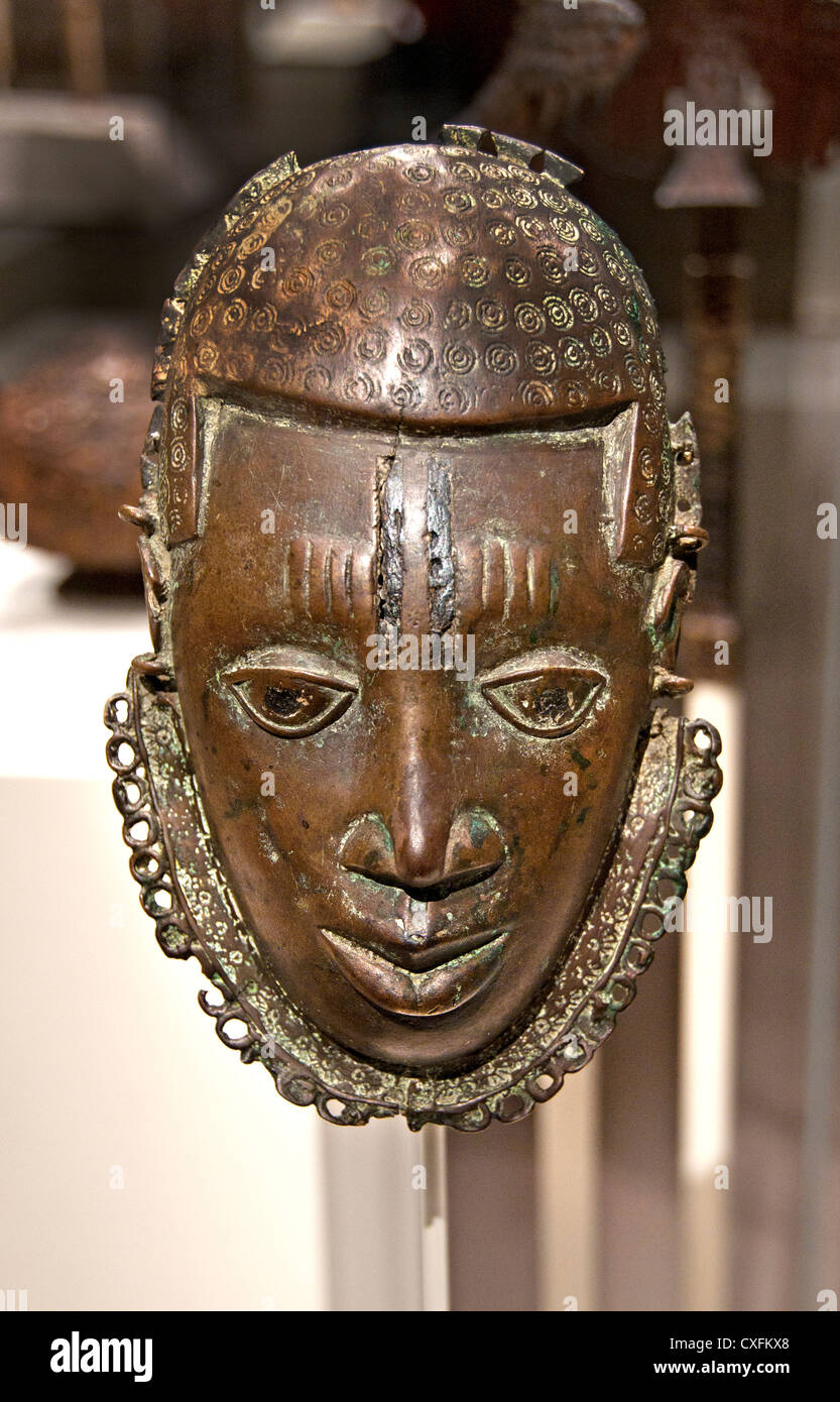 Benin voodoo mask -Fotos und -Bildmaterial in hoher Auflösung – Alamy