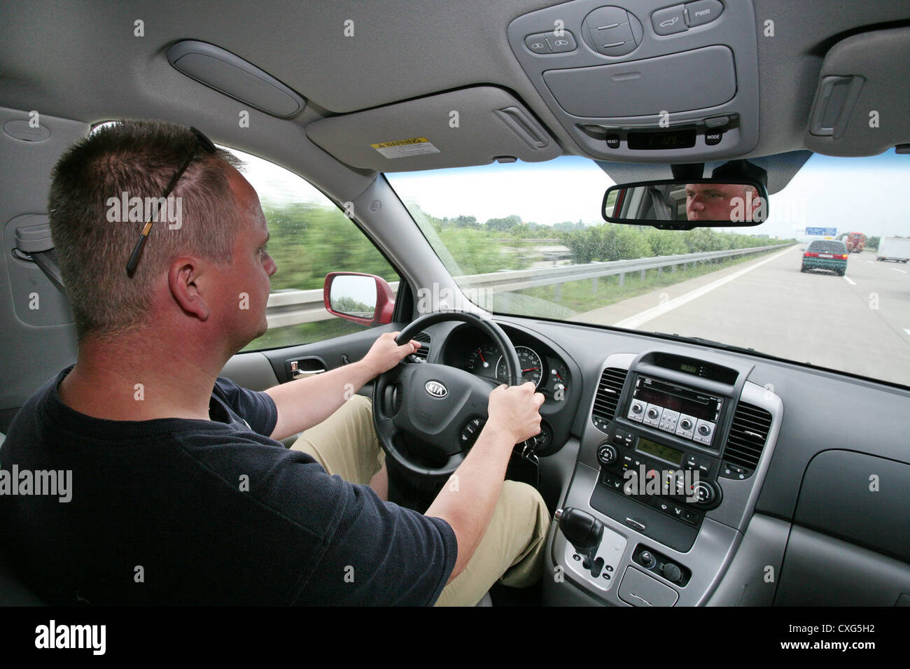 Autofahrer fahren auf der straße -Fotos und -Bildmaterial in hoher ...