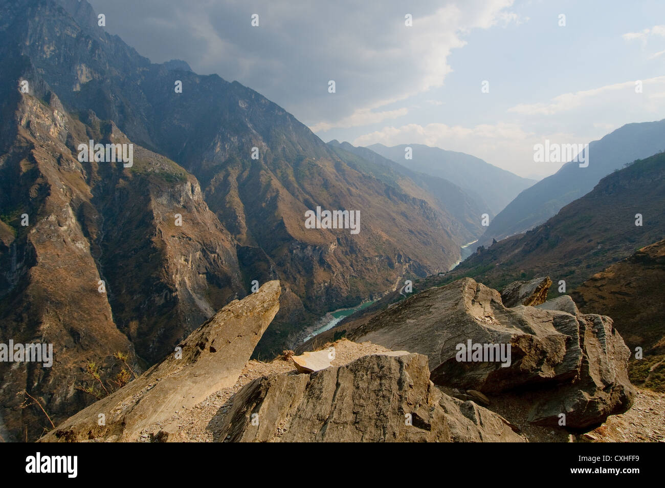 Trekking tiger leaping gorge -Fotos und -Bildmaterial in hoher ...