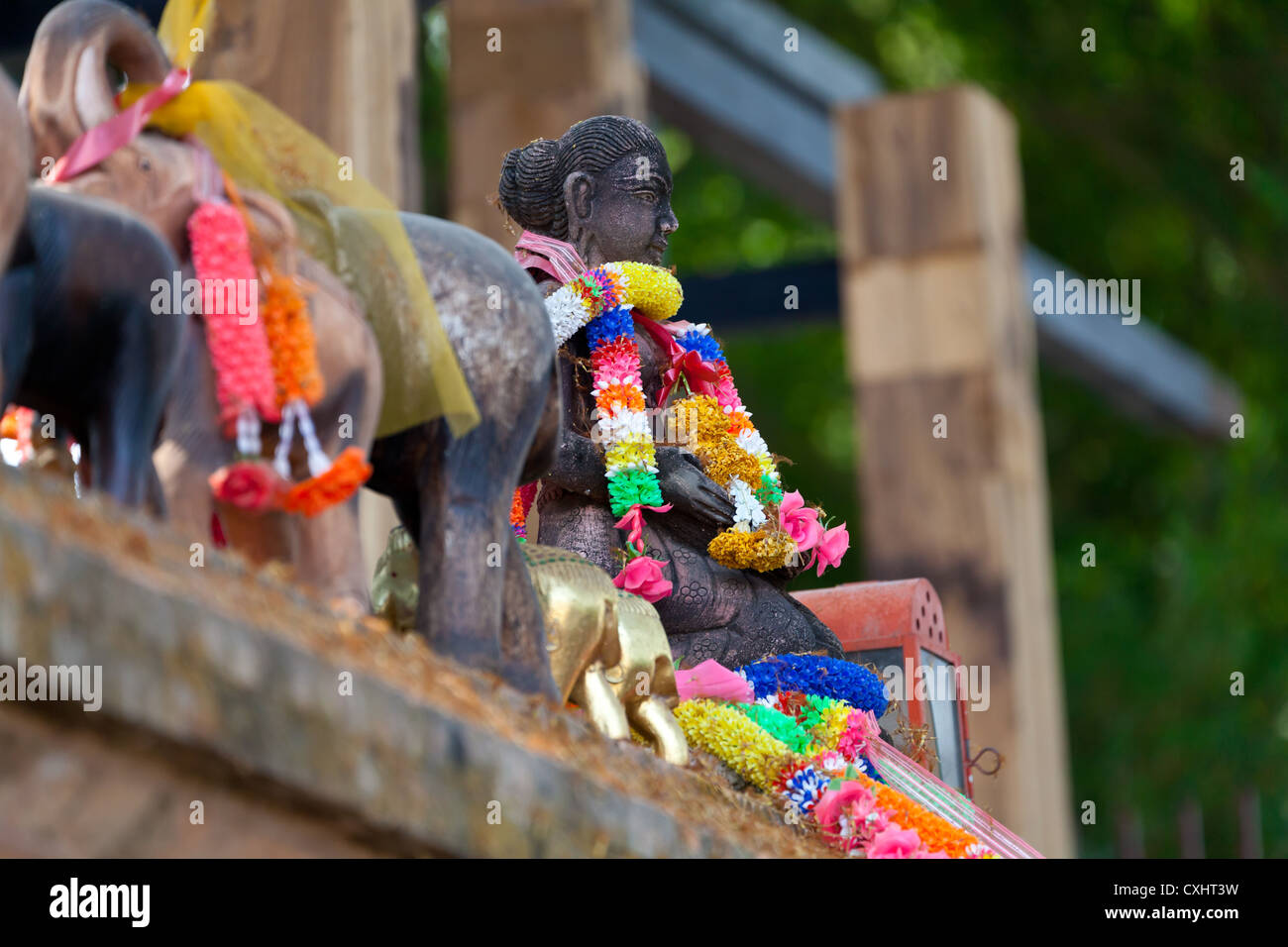 Bunte Figuren in den Tempel Wat Chaimongkol in Chiang Mai ...