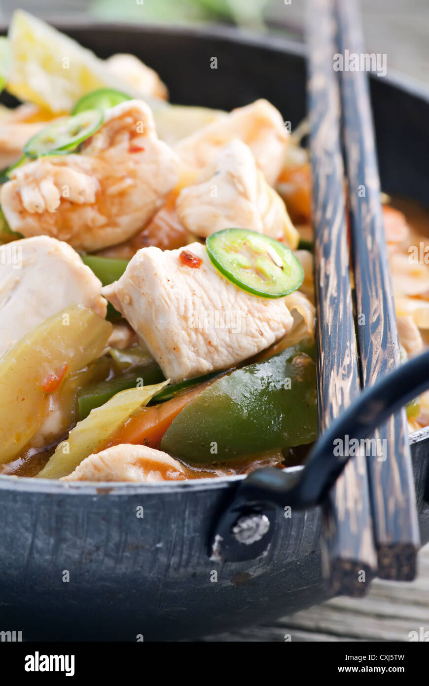 Wok mit huhn -Fotos und -Bildmaterial in hoher Auflösung – Alamy