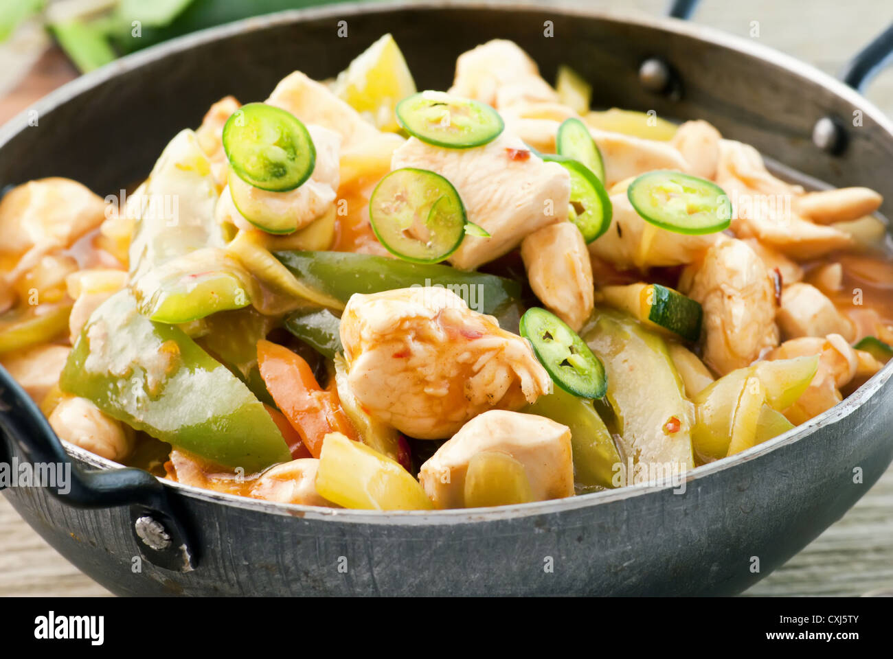 Wok mit huhn -Fotos und -Bildmaterial in hoher Auflösung – Alamy