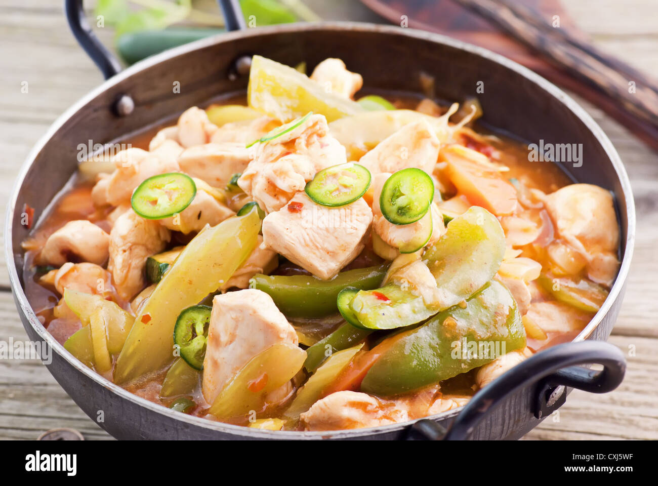 Wok mit huhn -Fotos und -Bildmaterial in hoher Auflösung – Alamy