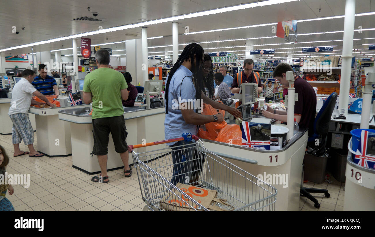 Sainsburys supermarktkasse -Fotos und -Bildmaterial in hoher Auflösung ...