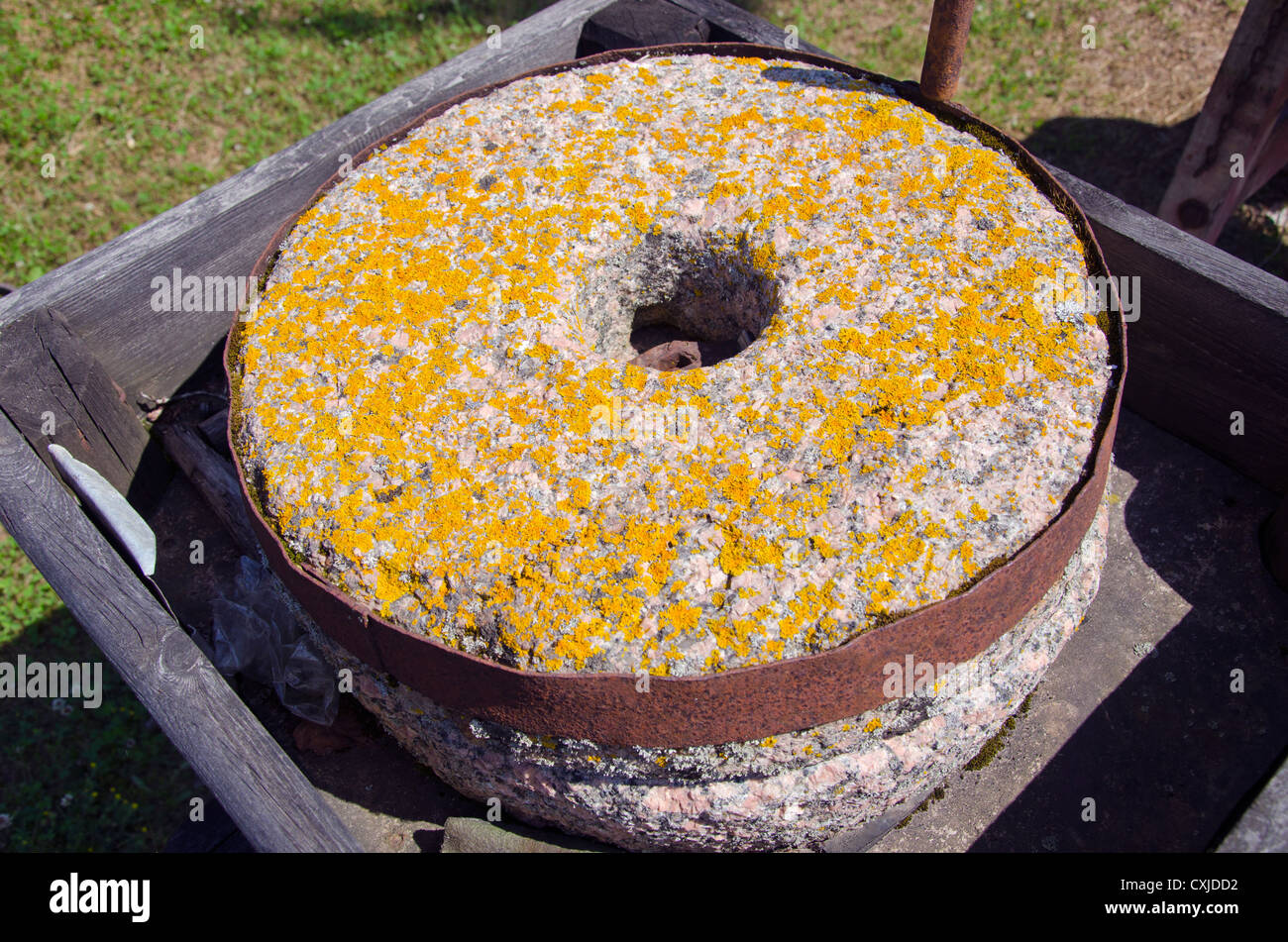 Antiker mühlstein -Fotos und -Bildmaterial in hoher Auflösung – Alamy