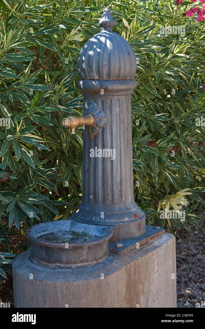 Wasserbrunnen alt -Fotos und -Bildmaterial in hoher Auflösung – Alamy