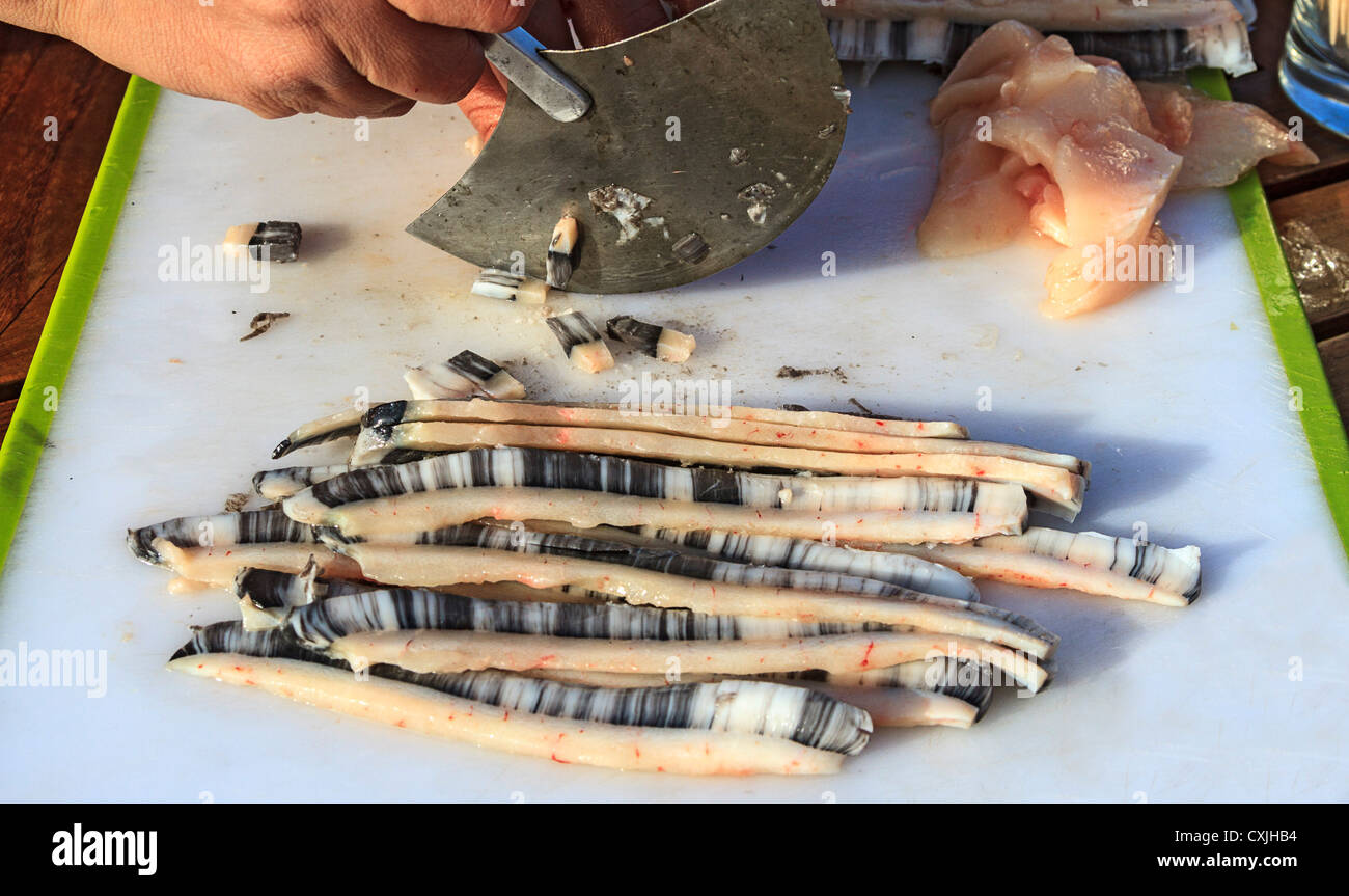 Slicing roh Narwal Wal-Speck, ein traditionelles Essen der Inuit "Land ...
