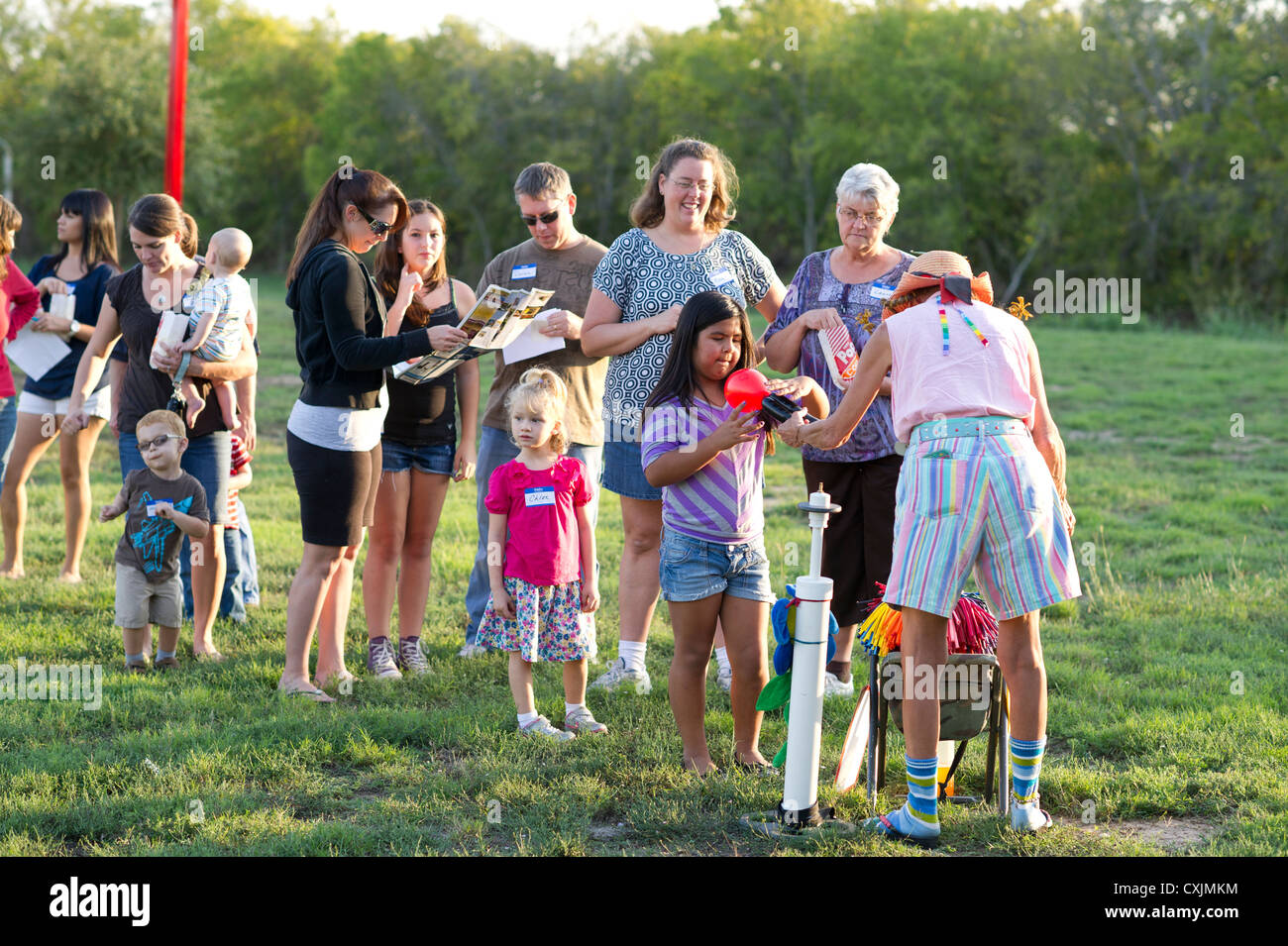 Familien versammeln sich am Stadtteilpark mit der Polizei für die ...