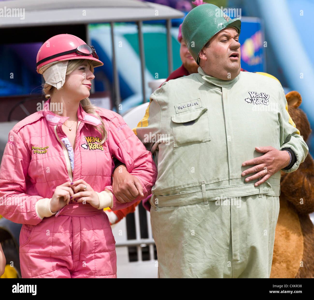 Penelope Pitstop mit Sergeant Explosion von Wacky Races auf die 2012 ...